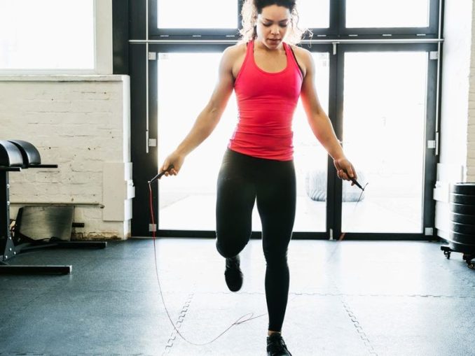 Podívejte, jak úžasný je cvik „prkno“ – jeden z nejjednodušších a ...